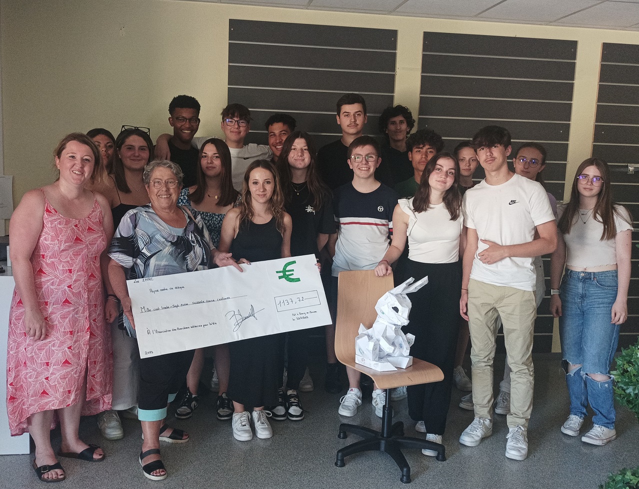 Les élèves de 2nd MRC remettent un chèque de 1137.72€ à l'association ...